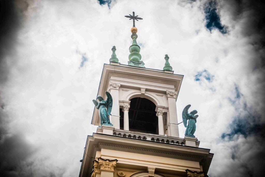 Serafiny na wieżach kościoła – Parafia Wszystkich Świętych