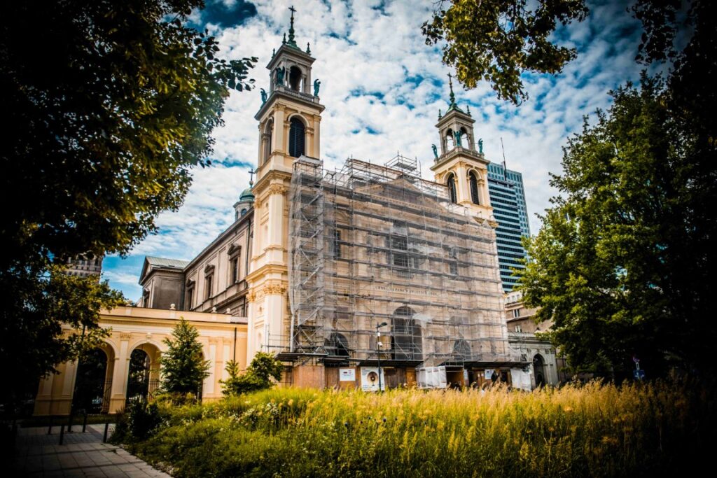 Serafiny na wieżach kościoła – Parafia Wszystkich Świętych